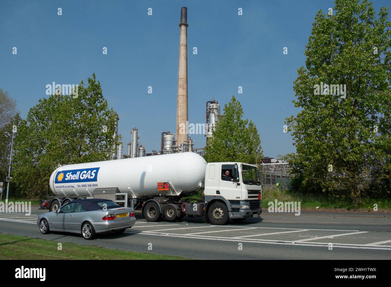Tanker lorry transporting LPG passing oil refinery Stock Photo - Alamy