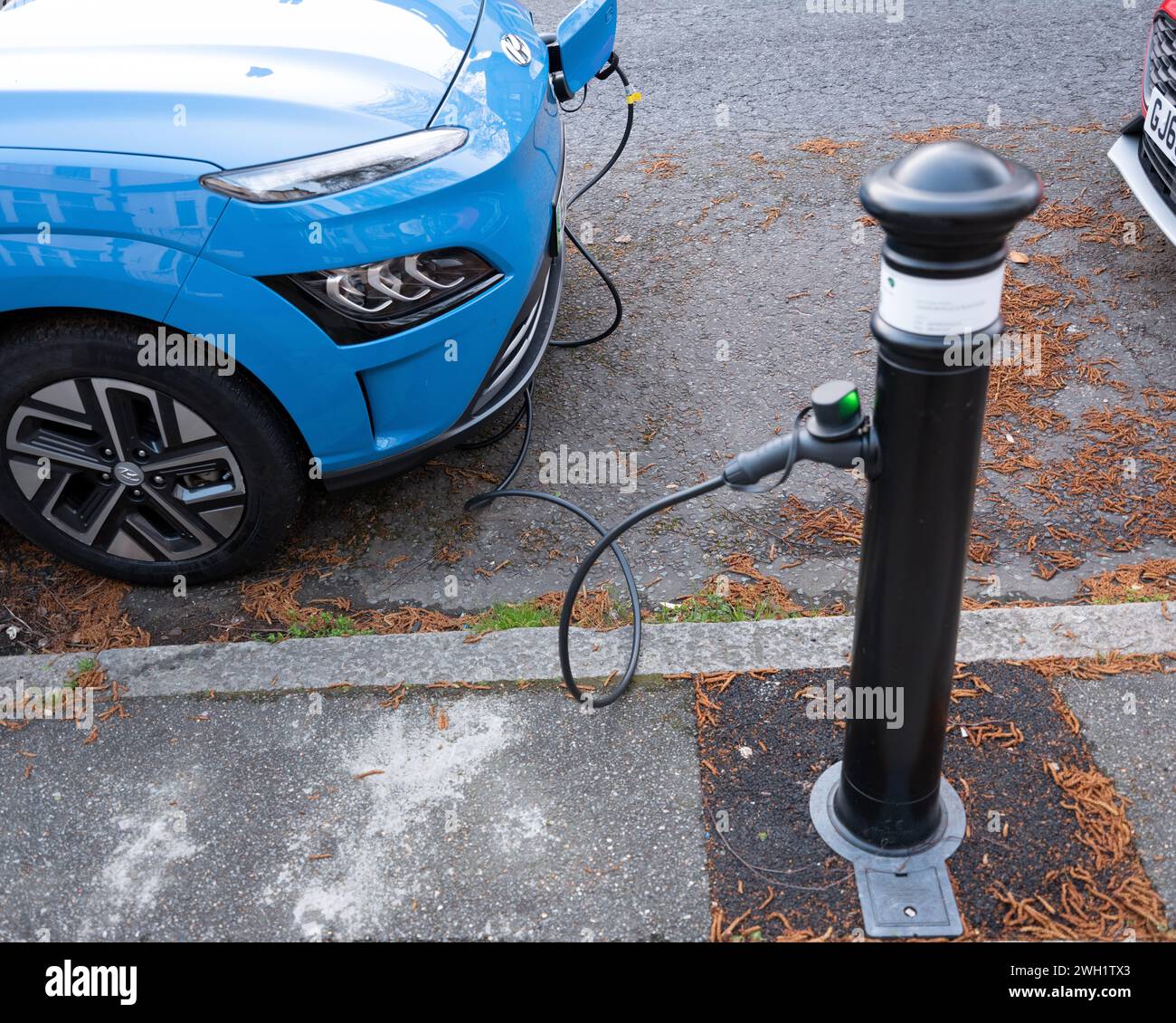 Electric car at pavement charging point Stock Photo - Alamy