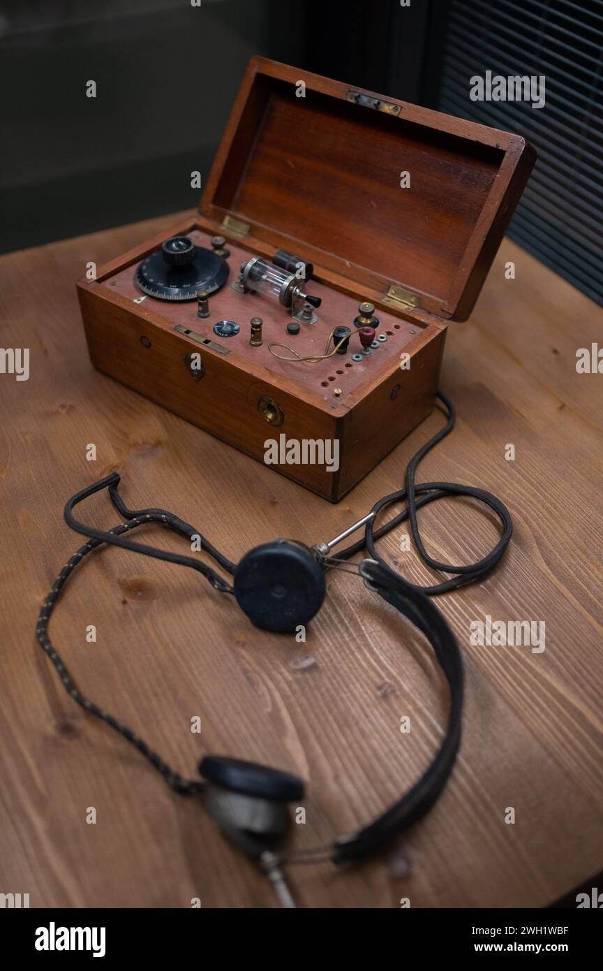 Crystal radio receiver at Nikola Tesla exhibition Stock Photo - Alamy