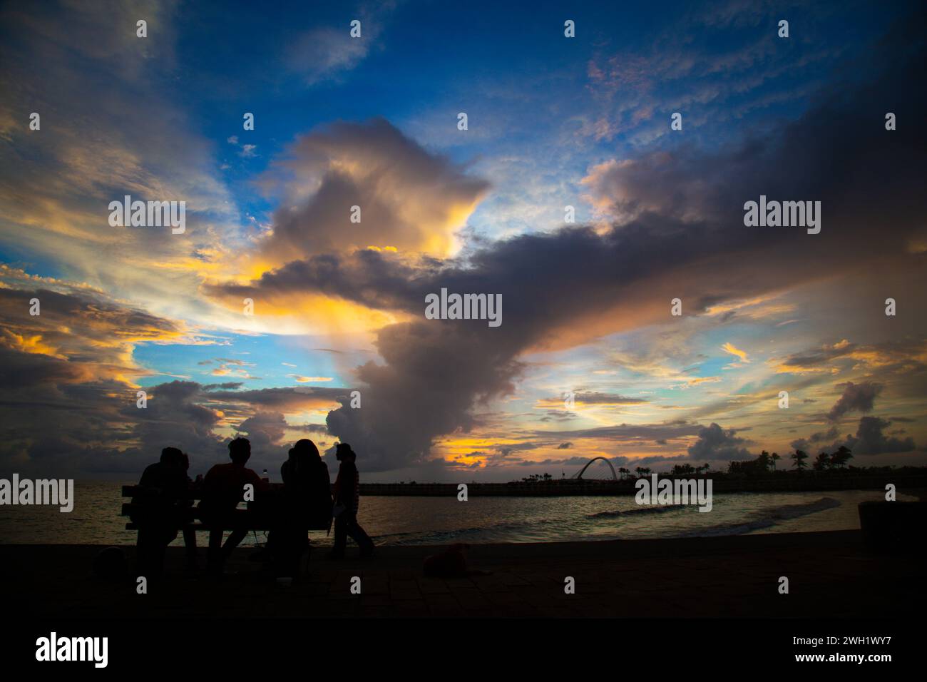 sunset along Galle Face the Indian ocean in Colombo, Sri Lanka Stock ...