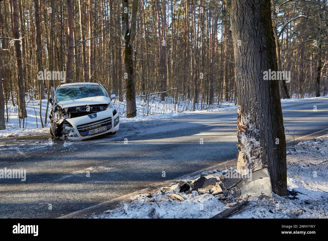 Car collision tree hi-res stock photography and images - Alamy