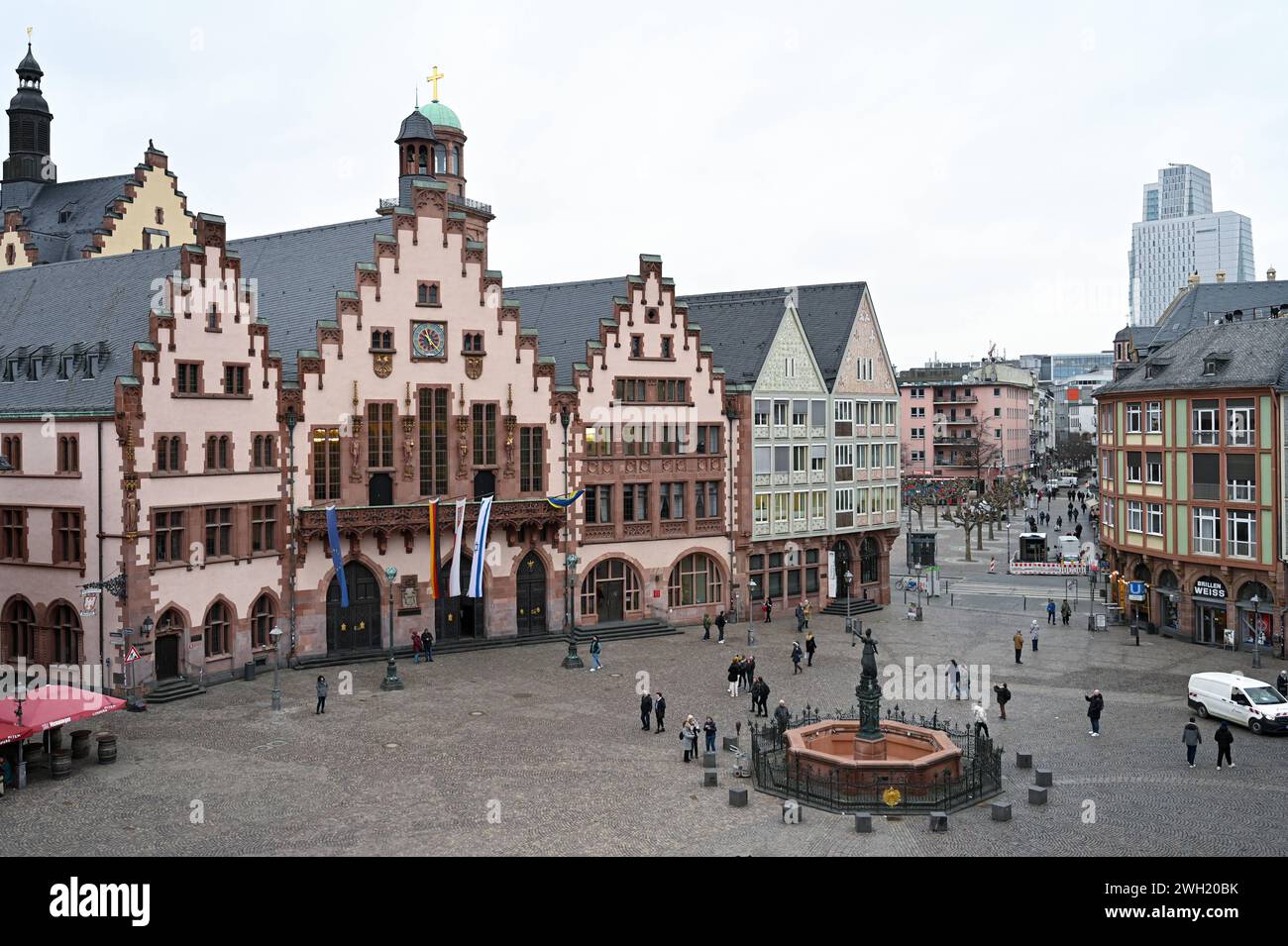 Der Frankfurter Roemer und der Gerechtigkeitsbrunnen auf dem Roemerberg ...
