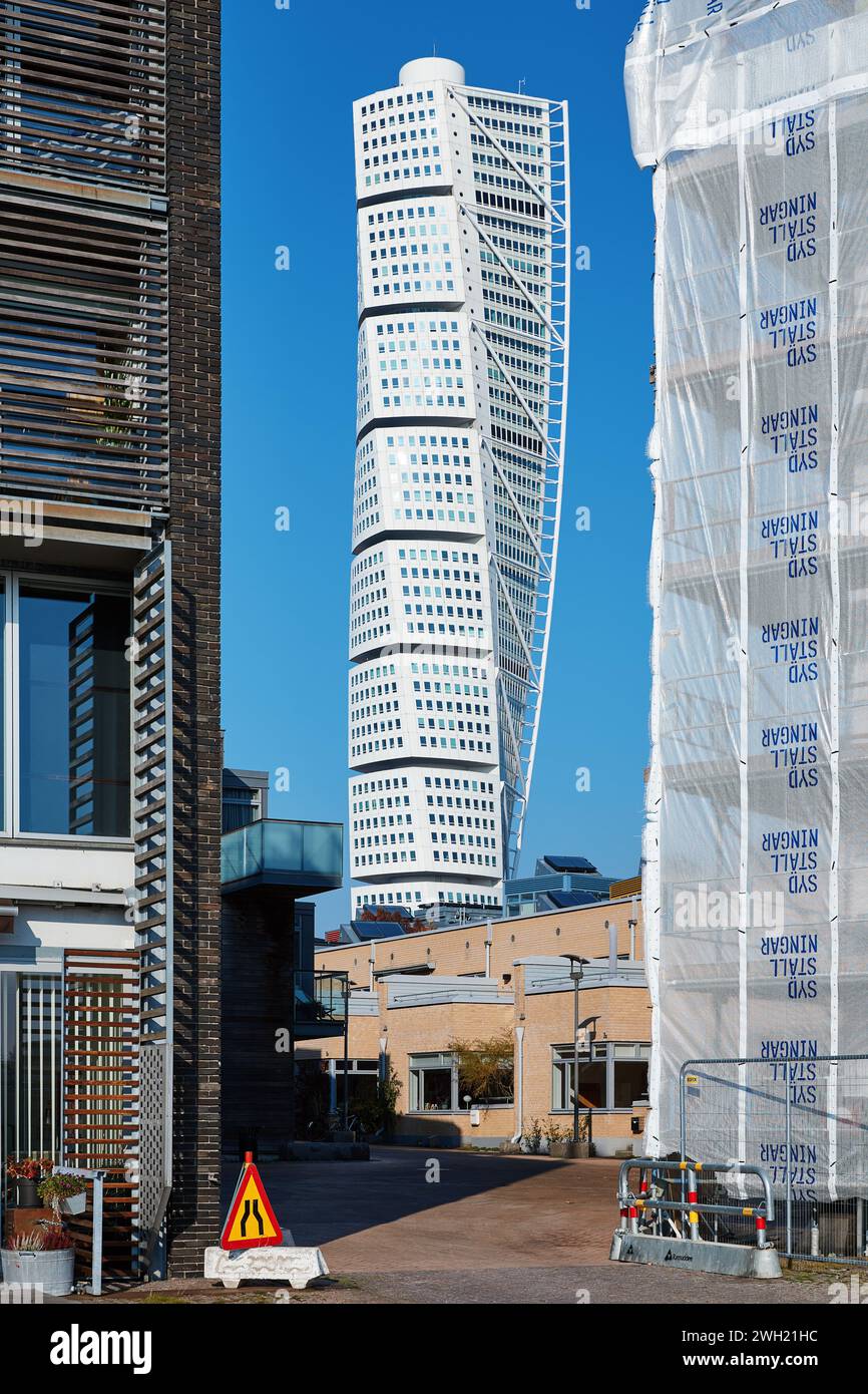 Turning Torso, residential skyscraper (designed by Santiago Calatrava, 2005); Malmö, Sweden ...