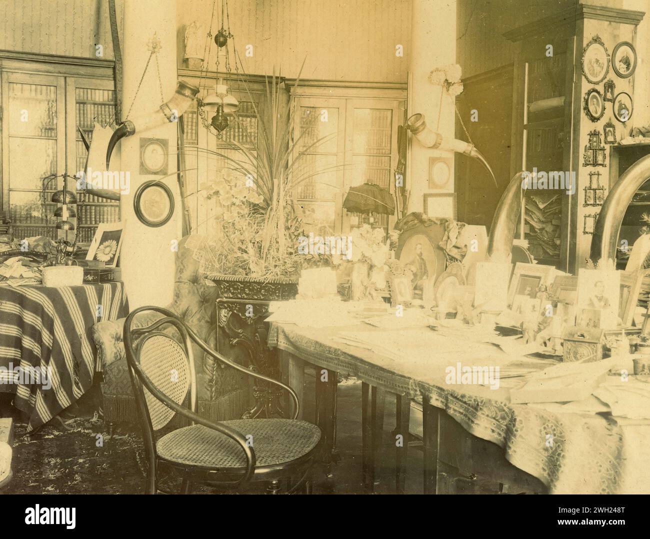 A furnished living room of the early 1900s Stock Photo - Alamy