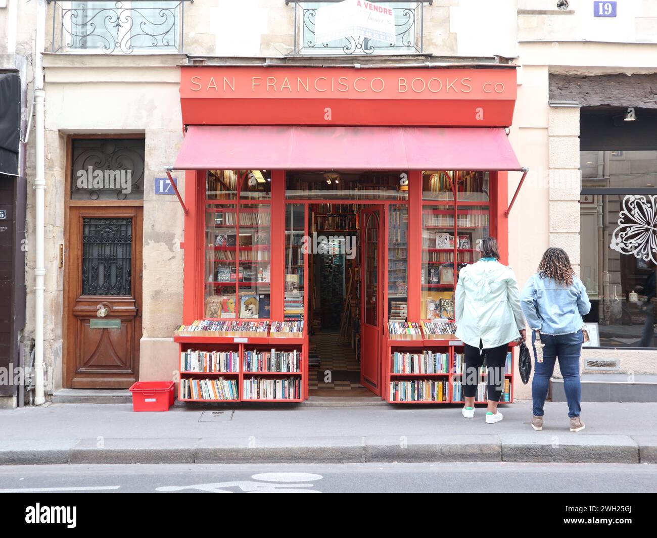 Book shop paris hi-res stock photography and images - Alamy
