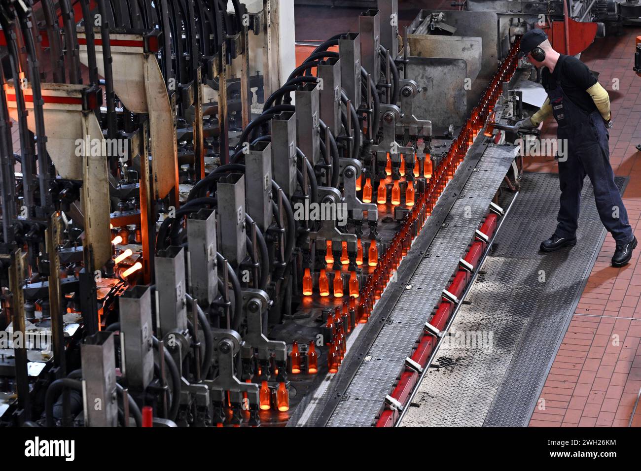 Schleusingen, Germany. 07th Feb, 2024. Glass bottles are produced on a ...