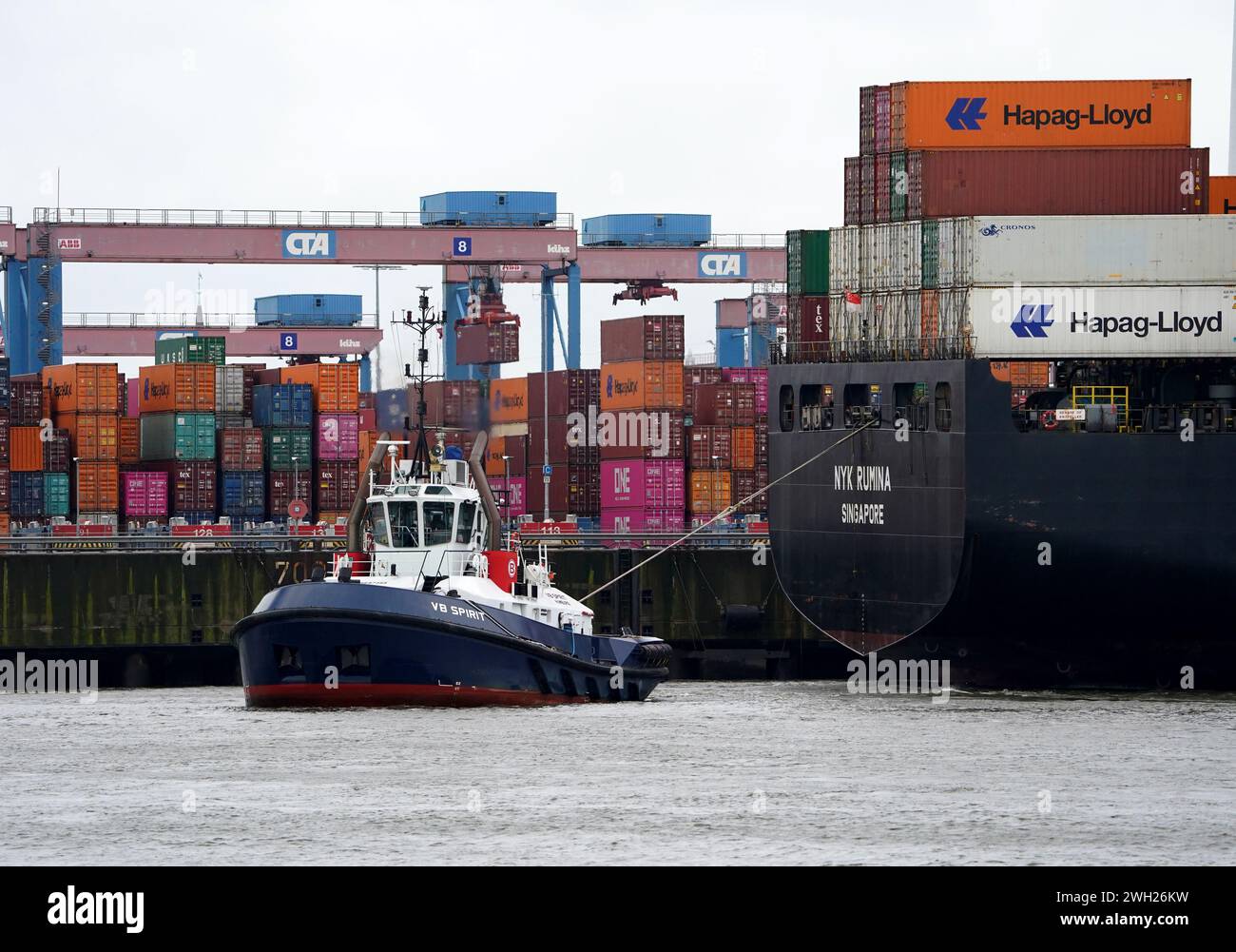 Hamburg, Germany. 06th Feb, 2024. The tug "VB Spirit" pulls the ...