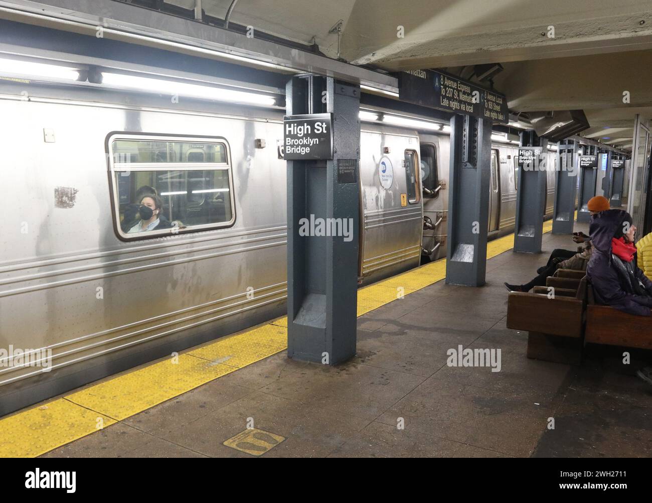 Metro subway train manhattan hi-res stock photography and images - Alamy