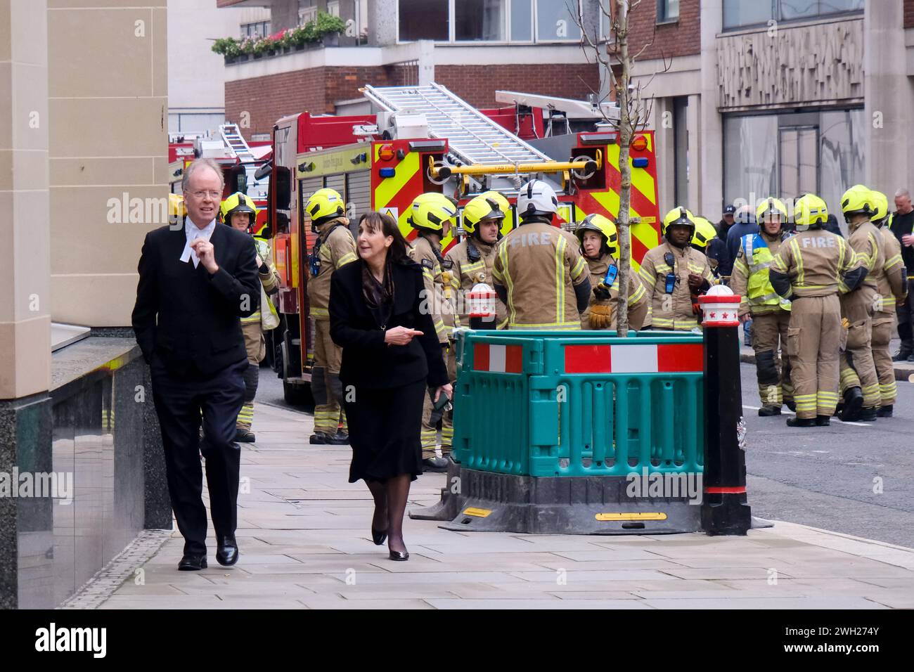 Old Bailey, London, UK. 7th Feb 2024. Lawyers watch as fire crews at an ...