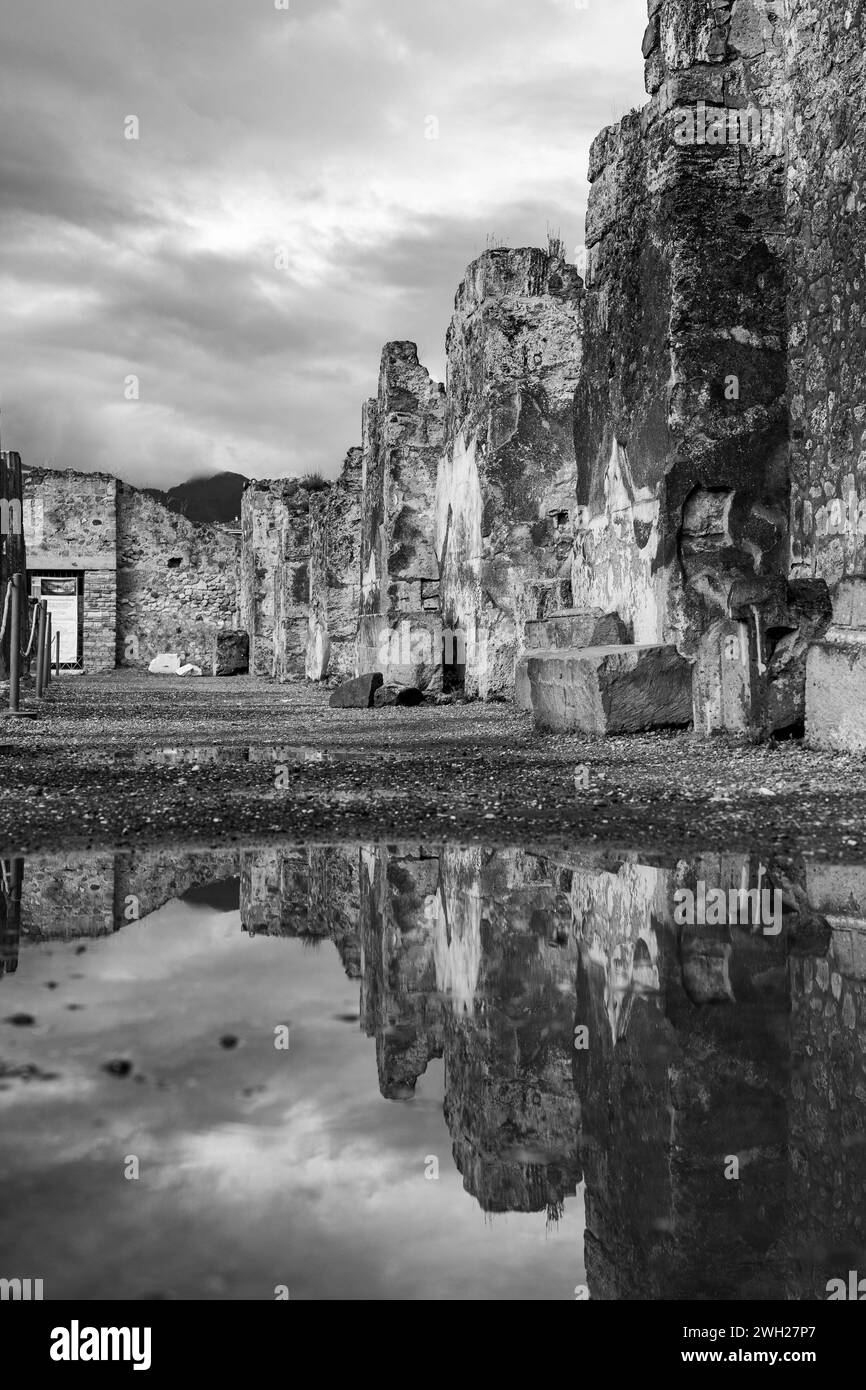 Mount vesuvius ancient ruins Black and White Stock Photos & Images - Alamy