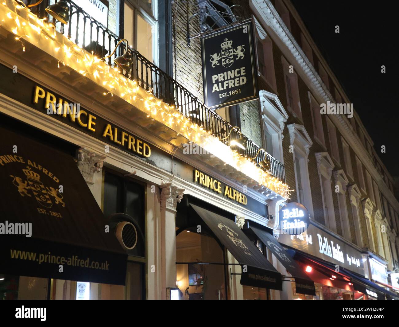 Pub in London England UK at night Stock Photo - Alamy