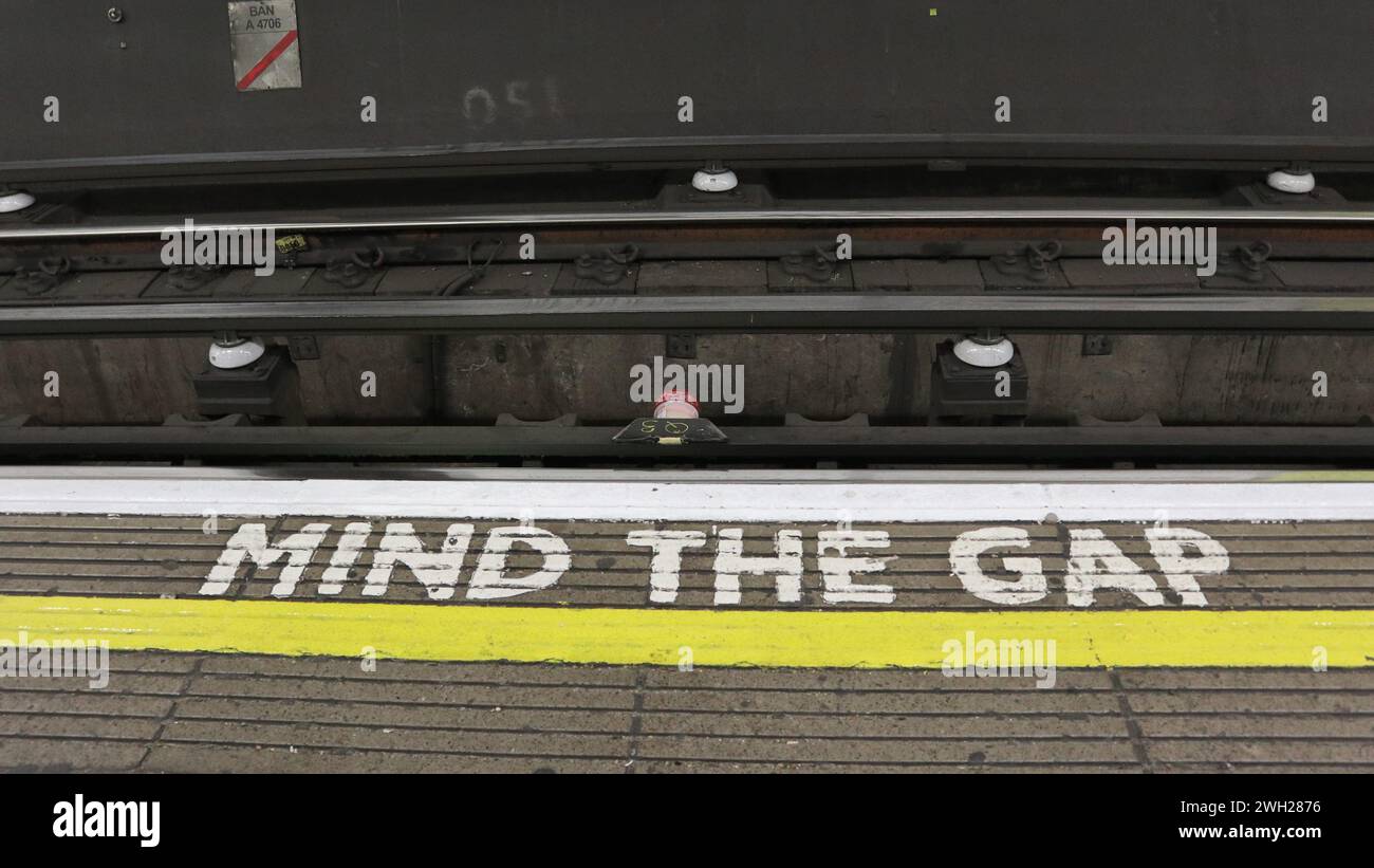 Sign London subway mind the gap Stock Photo - Alamy