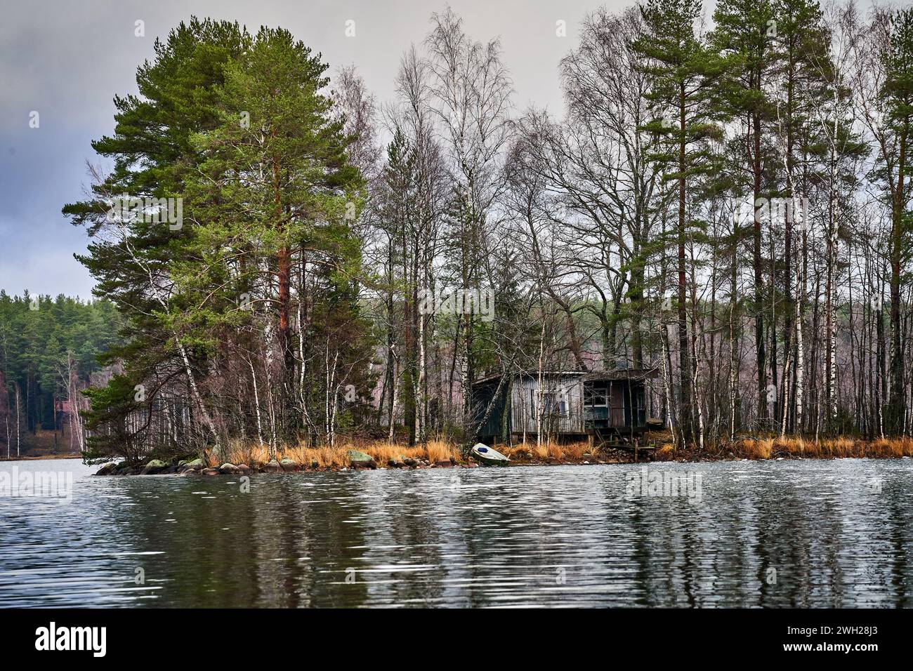 Lakeside hut hi-res stock photography and images - Alamy