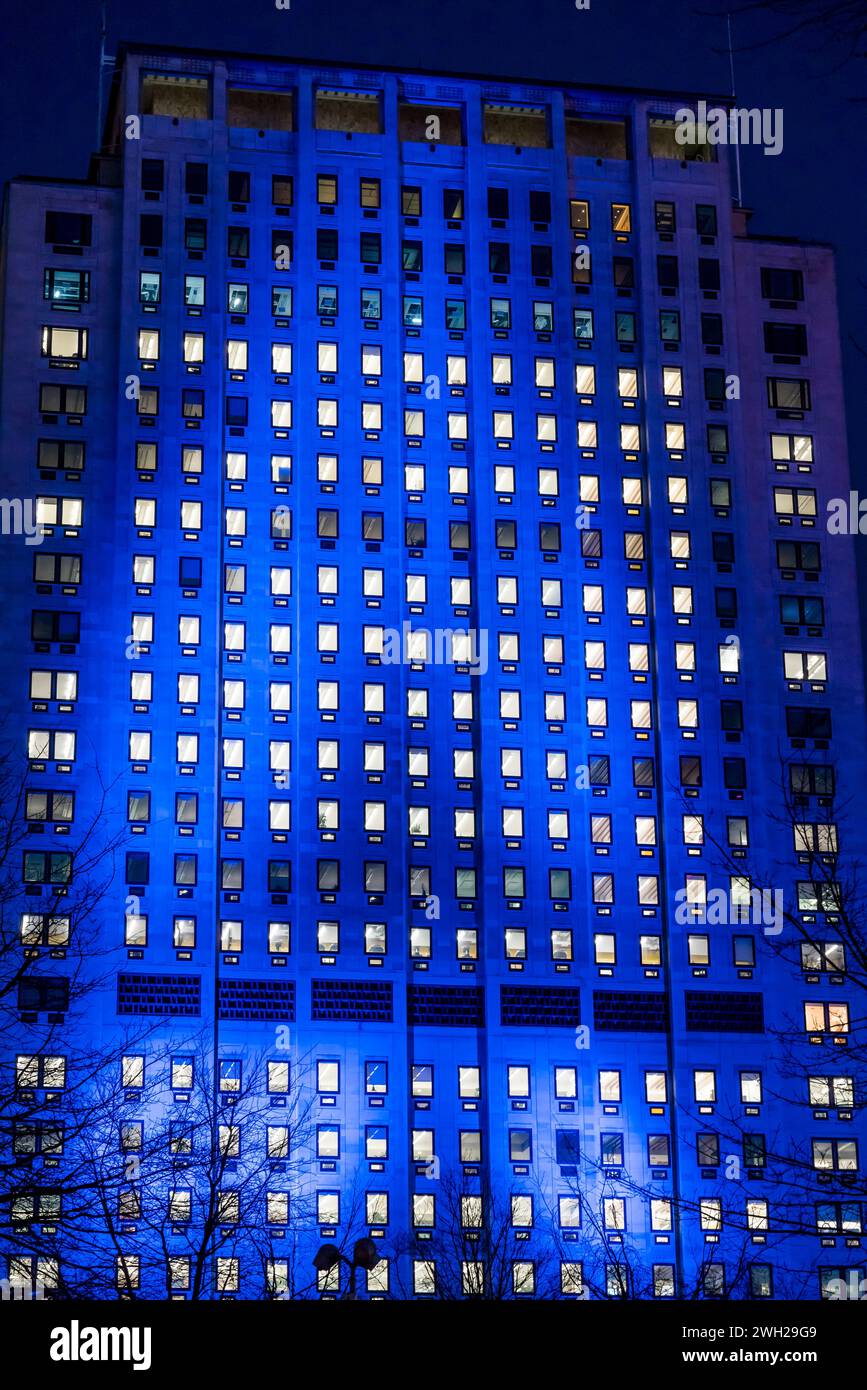 Illuminated Shell Centre, the global headquarters of oil major Shell ...