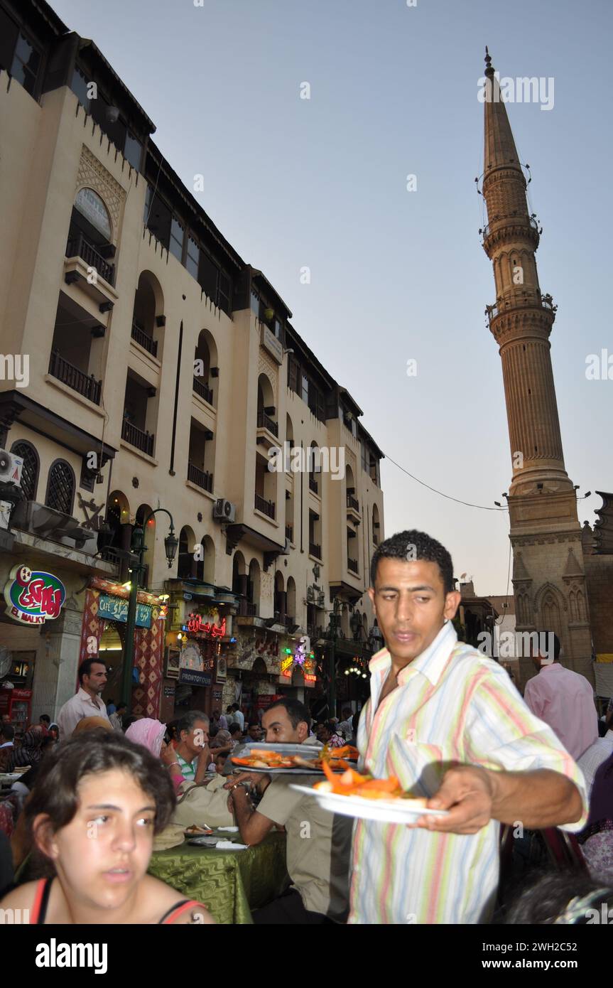 Ramadan Iftar in the courtyard of Al-Hussein Mosque on the street Stock ...