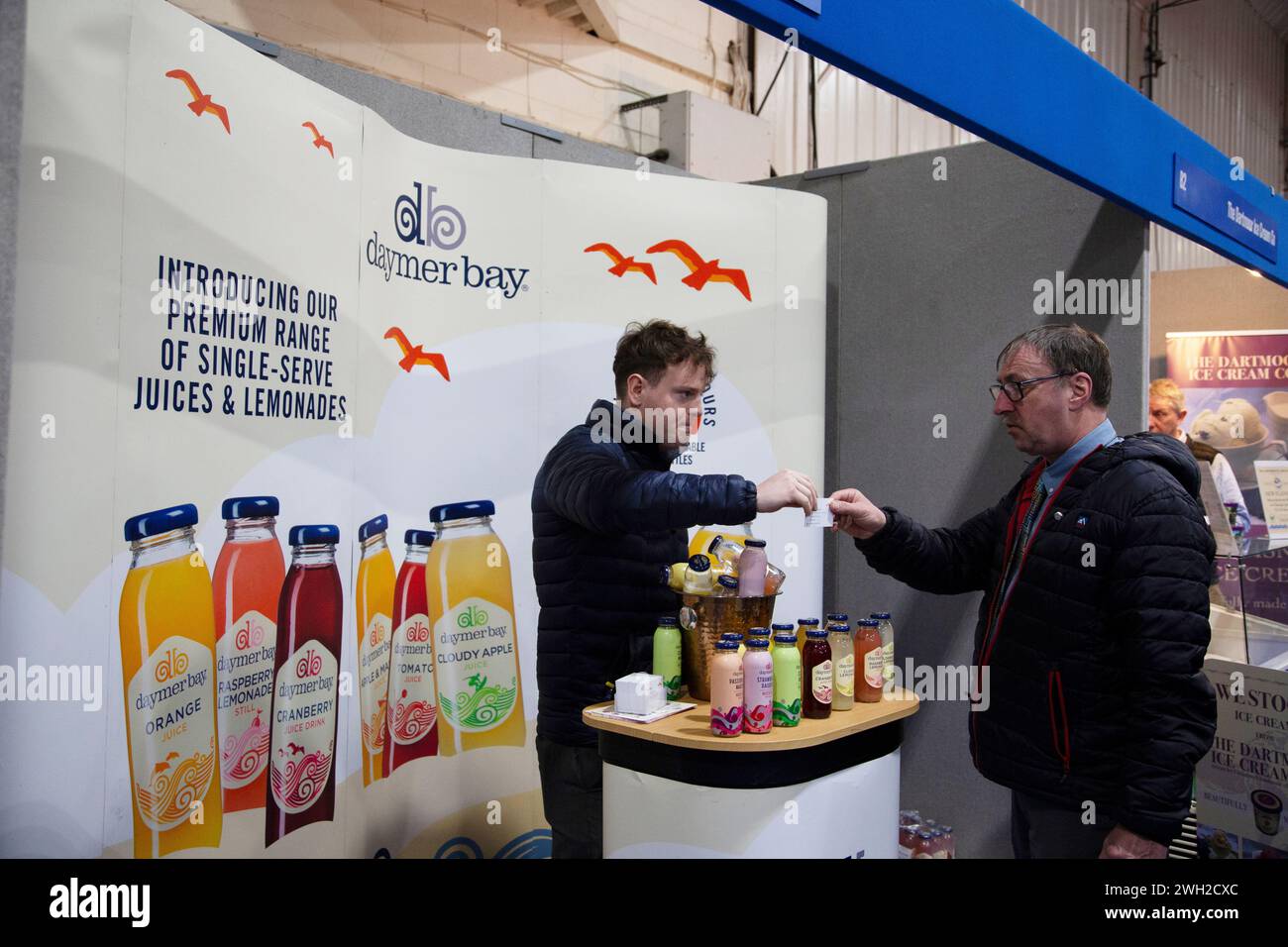 Exhibition stand hands hi-res stock photography and images - Alamy