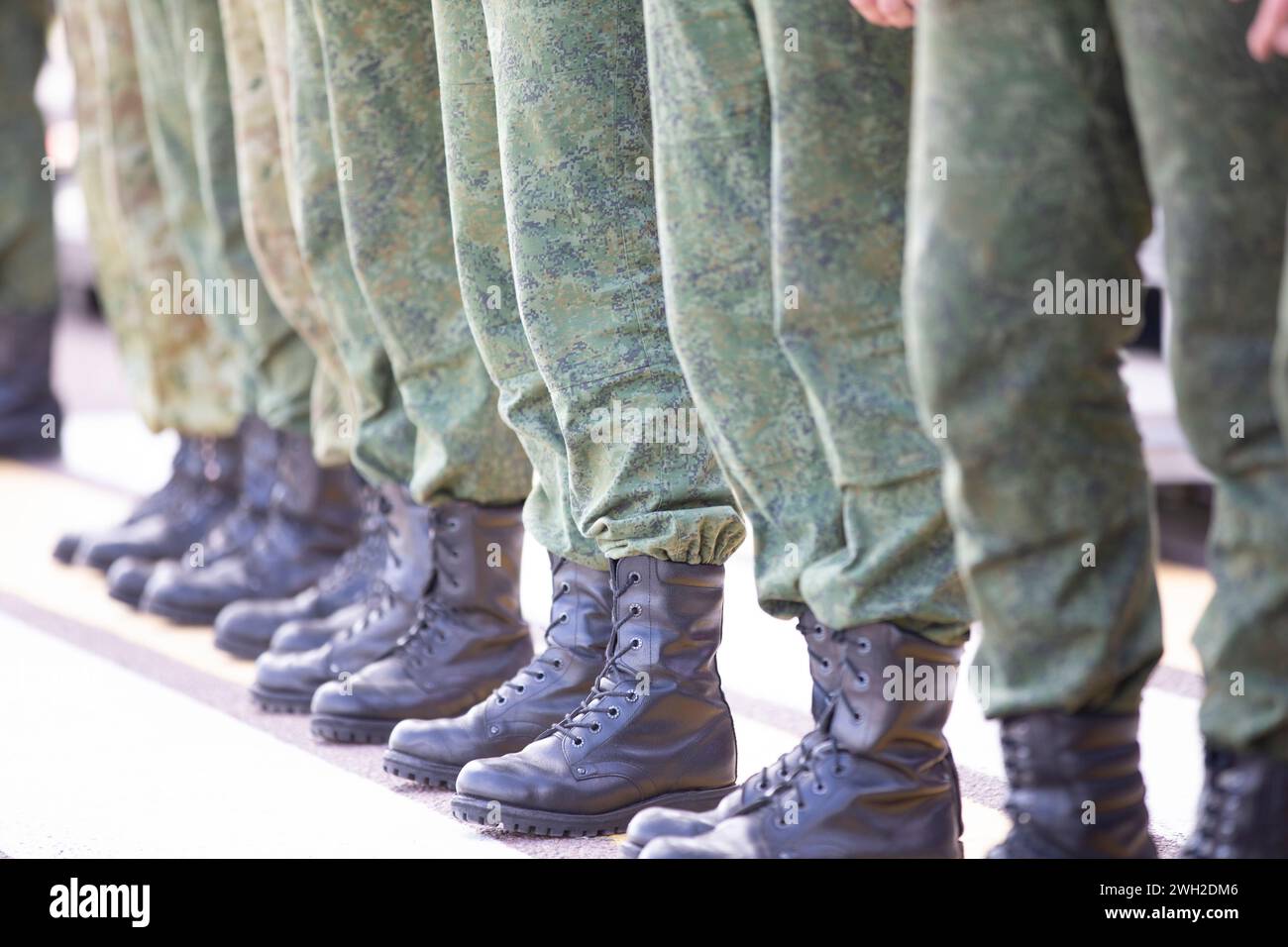 Standing in a row crowd uniform army soldier hi-res stock photography ...