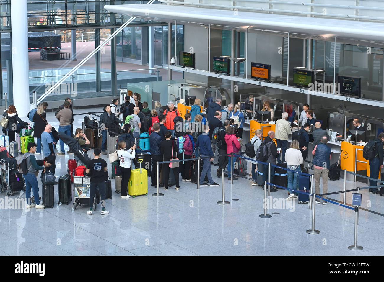 Flugreisende im Terminal 2 am Flughafen Franz Josef Strauss in Muenchen ...