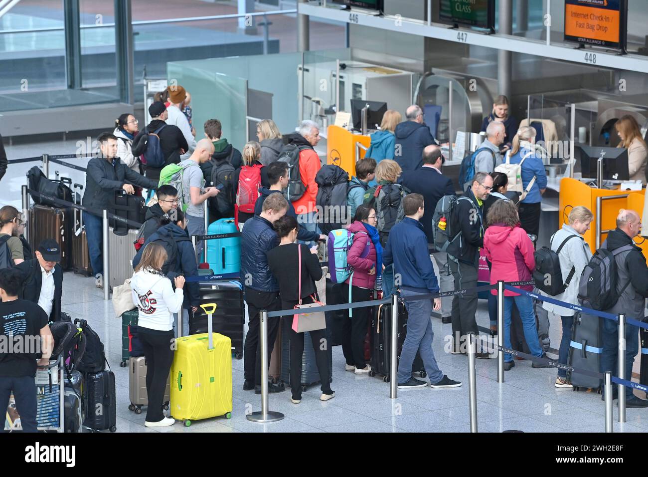 Flugreisende im Terminal 2 am Flughafen Franz Josef Strauss in Muenchen ...