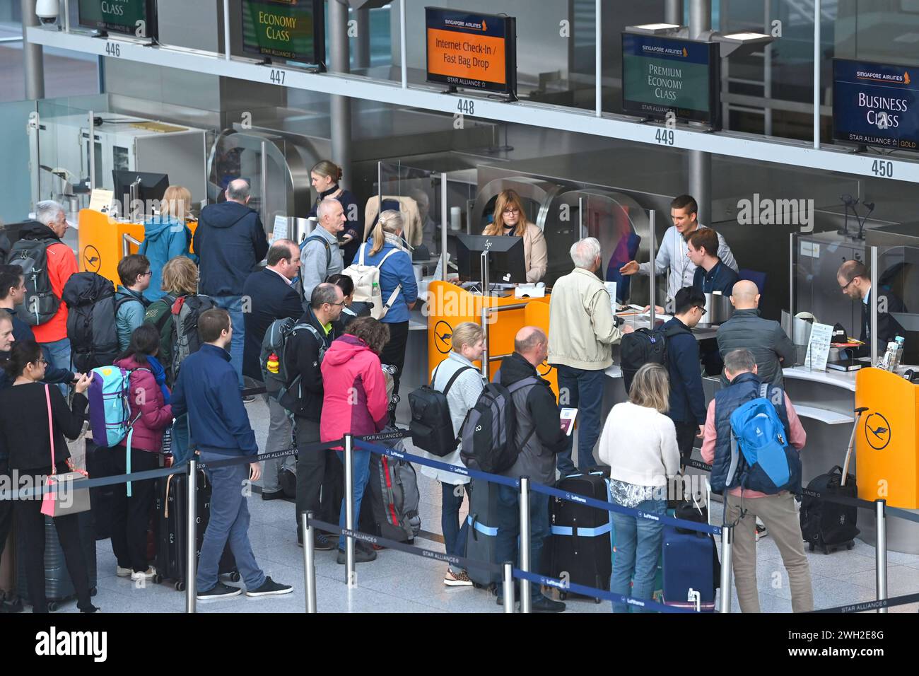 Flugreisende im Terminal 2 am Flughafen Franz Josef Strauss in Muenchen ...