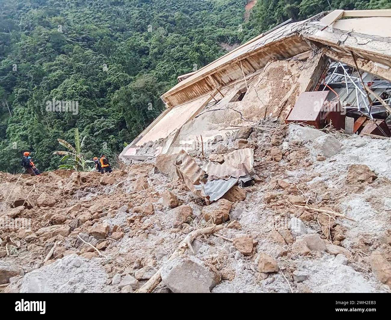 (240207) -- MANILA, Feb. 7, 2024 (Xinhua) -- Rescuers work at the site of a landslide in Davao ...