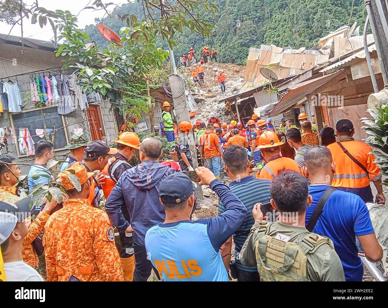 (240207) -- MANILA, Feb. 7, 2024 (Xinhua) -- Rescuers work at the site of a landslide in Davao ...