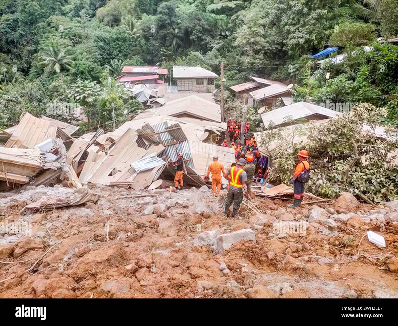 (240207) -- MANILA, Feb. 7, 2024 (Xinhua) -- Rescuers work at the site of a landslide in Davao ...