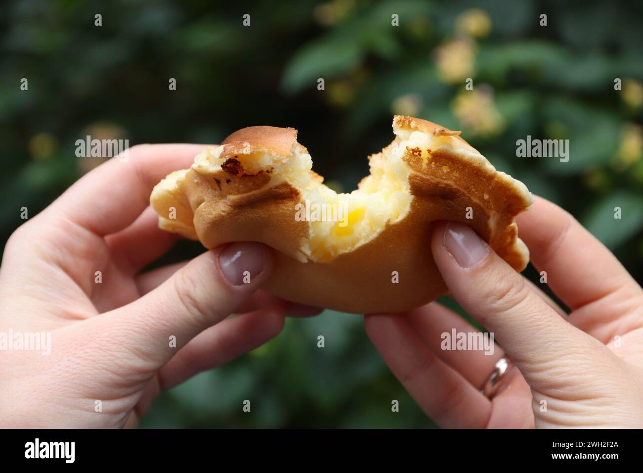 Taiwan street food in Keelung. Custard wheel sweet cake Stock Photo - Alamy