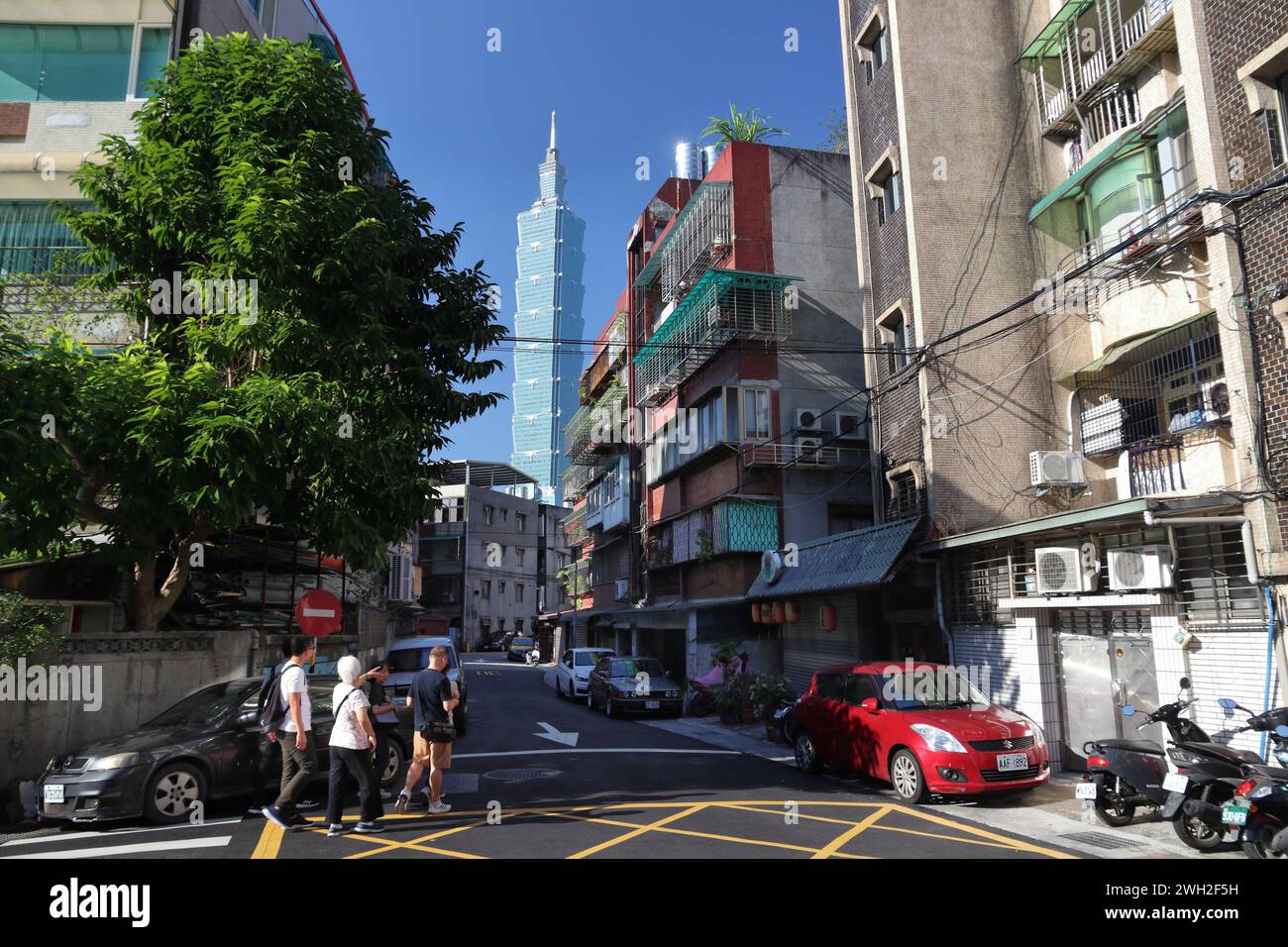 TAIPEI, TAIWAN - DECEMBER 4, 2018: Xinyi district street view in Taipei ...