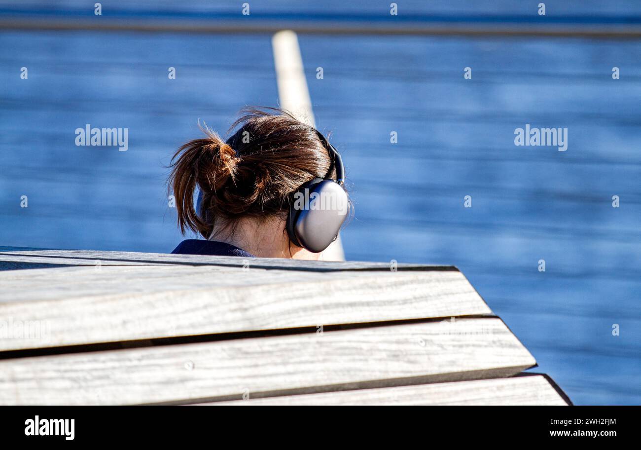 Cold sunny weather people dundee hi-res stock photography and images ...