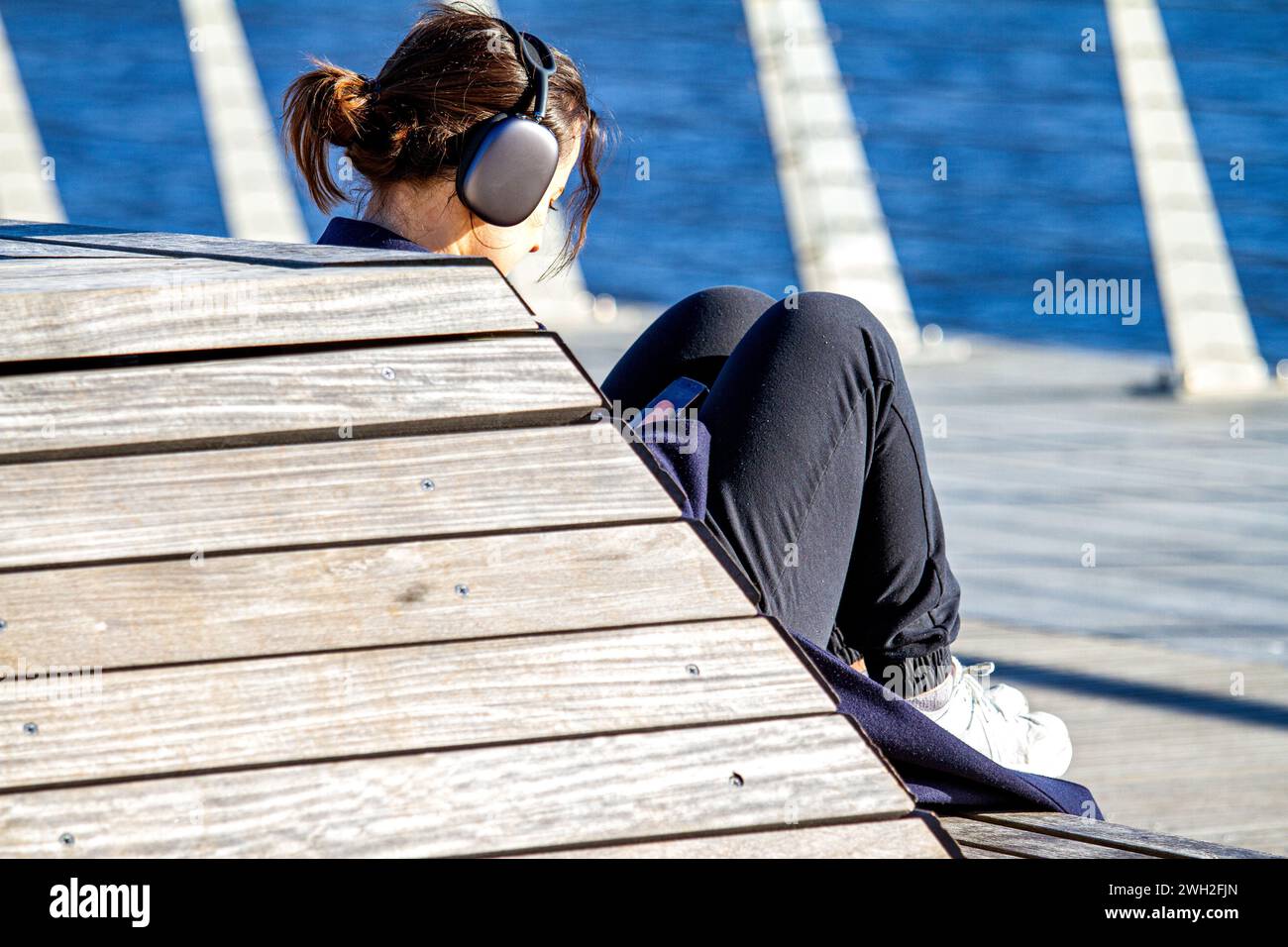 Cold sunny weather people dundee hi-res stock photography and images ...