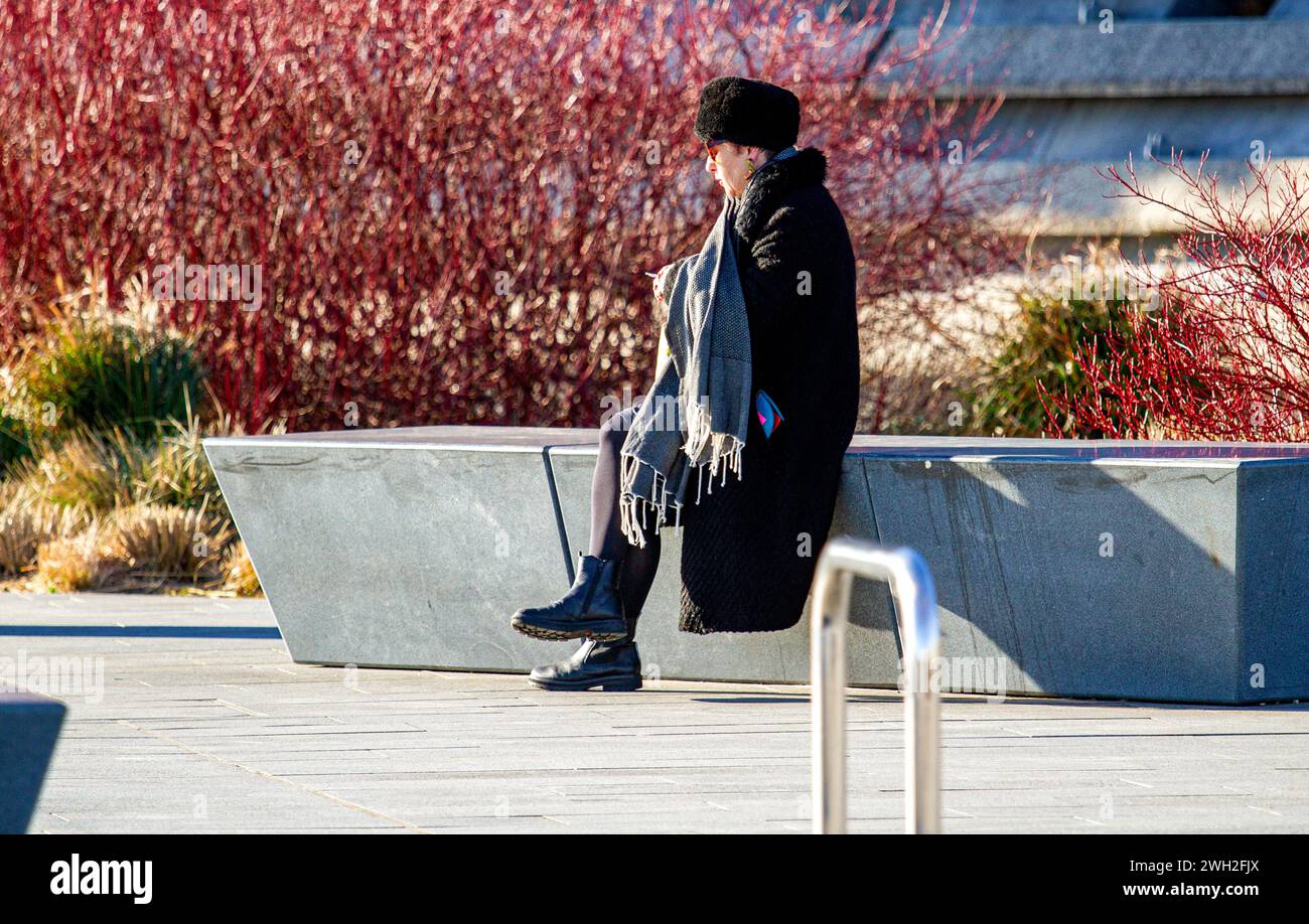 Cold sunny weather people dundee hi-res stock photography and images ...