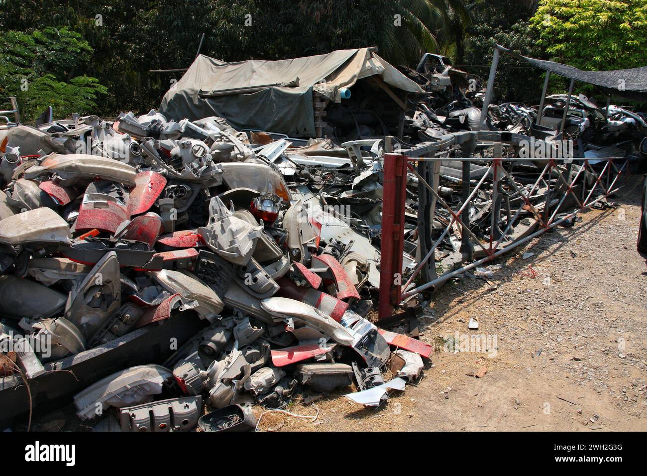Car dismantling hi-res stock photography and images - Alamy