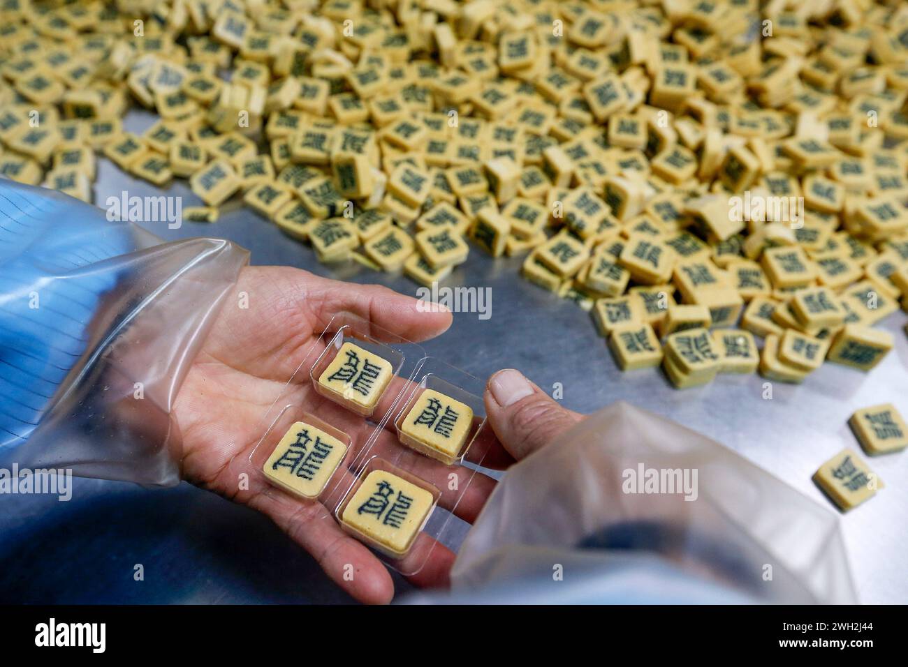 (240207) -- HEFEI, Feb. 7, 2024 (Xinhua) -- A staff member packs the ...