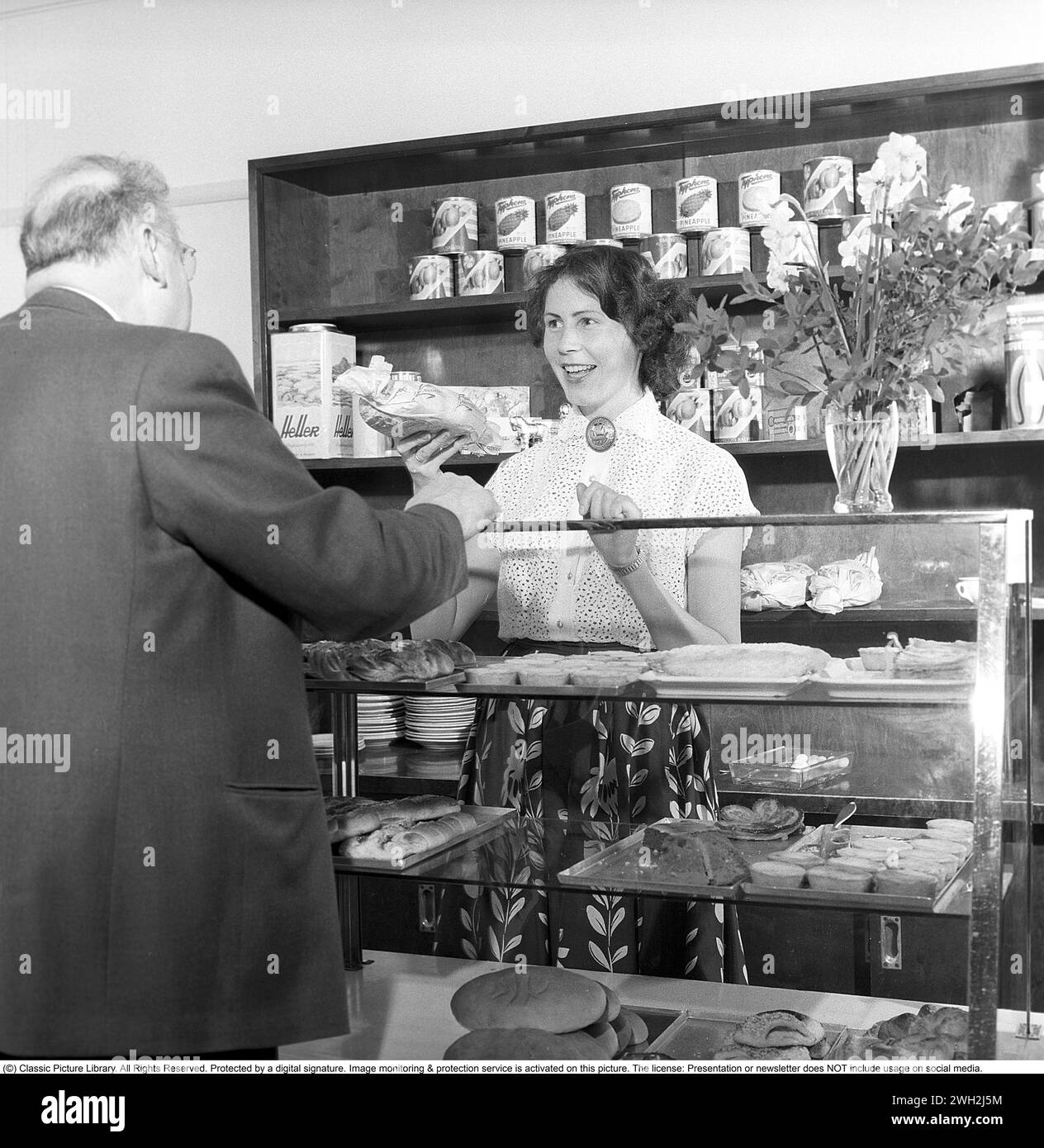 Patisserie in the 1950s. A patisserie in Eskilstuna where a male ...