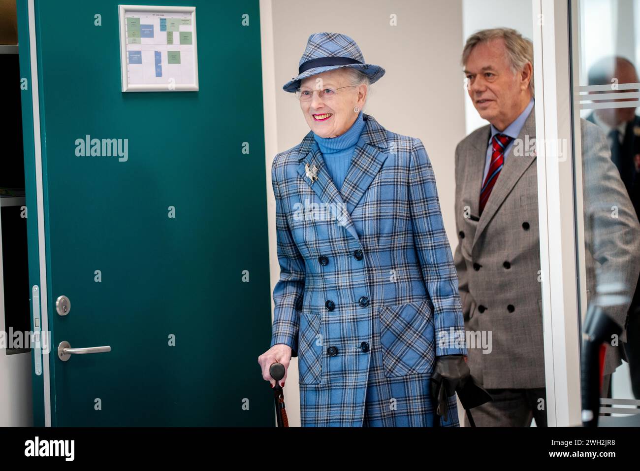 Queen Margrethe and chairman of the board of Prins Henriks Skole's ...