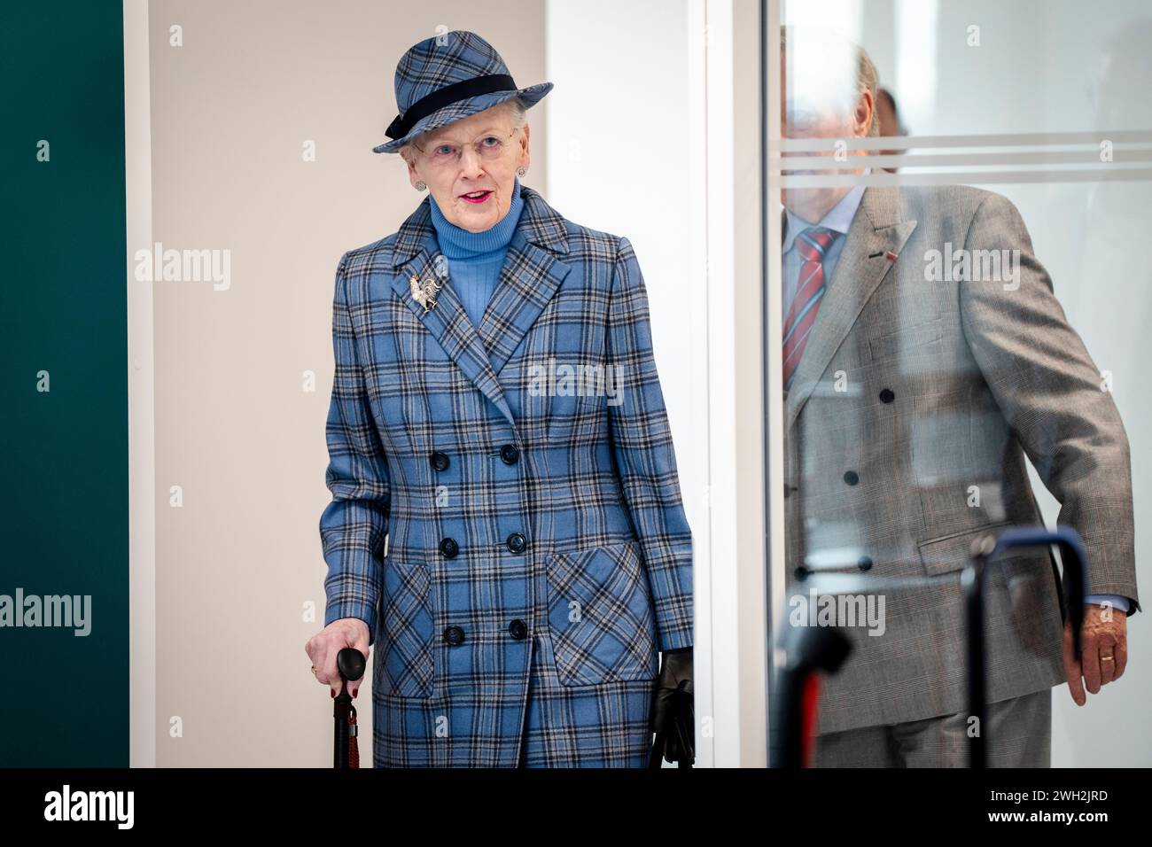 Queen Margrethe and chairman of the board of Prins Henriks Skole's ...