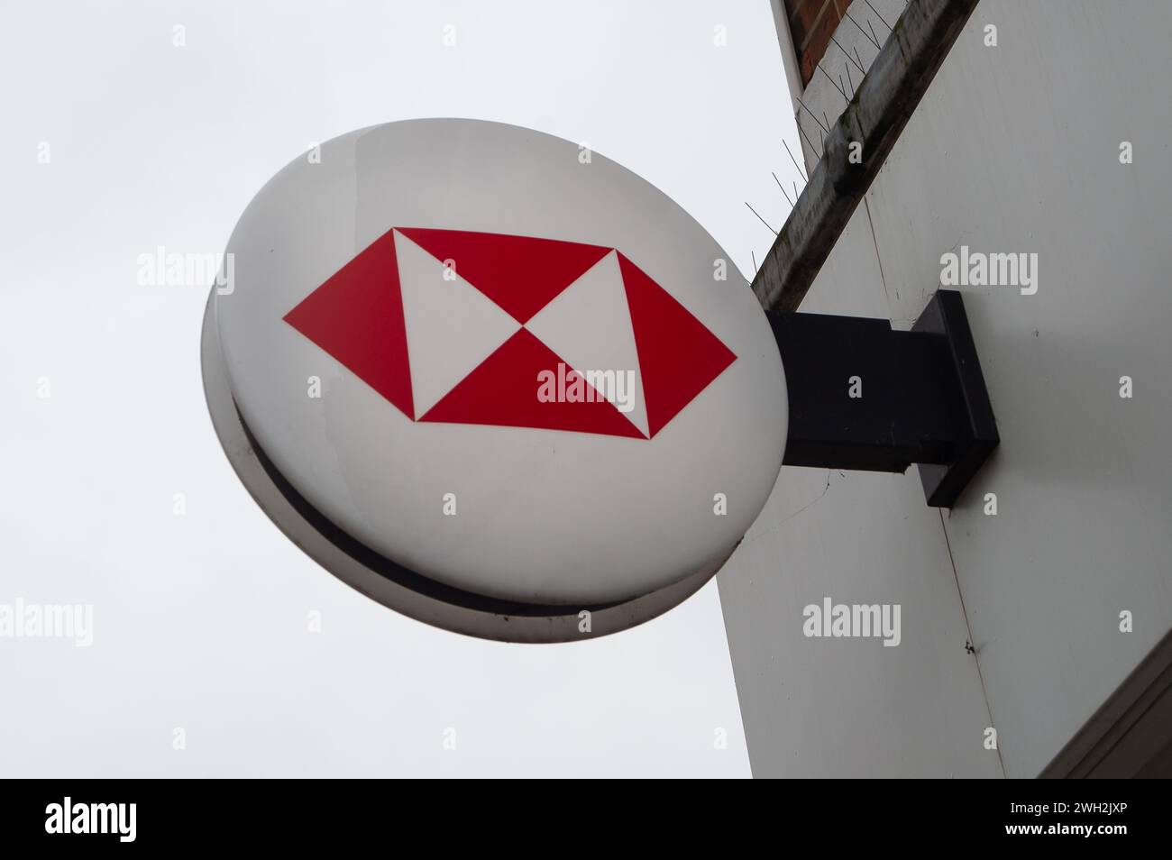 Slough, UK. 7th February, 2024. An HSBC UK bank in Slough High Street ...