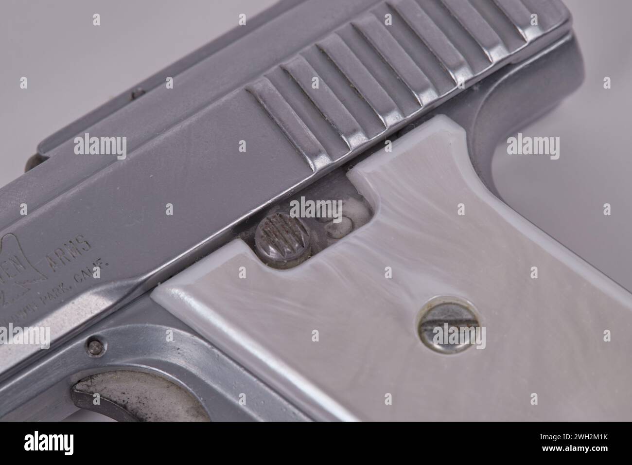 Raven Arms .25 caliber/calibre semi-automatic pistol. The P-25 was ...