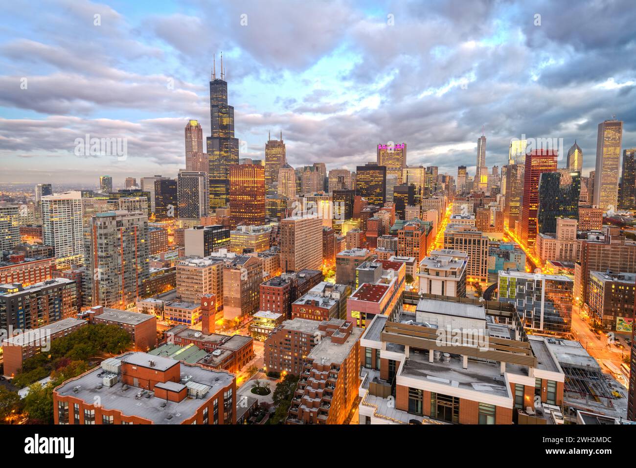 Downtown chicago buildings hi-res stock photography and images - Alamy