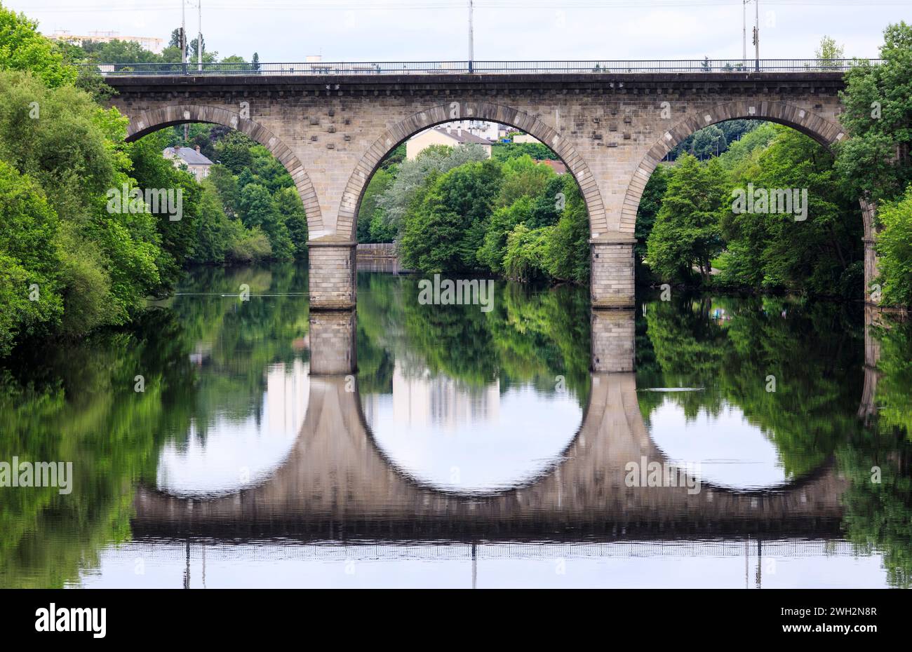 Limoges old bridge hi-res stock photography and images - Alamy