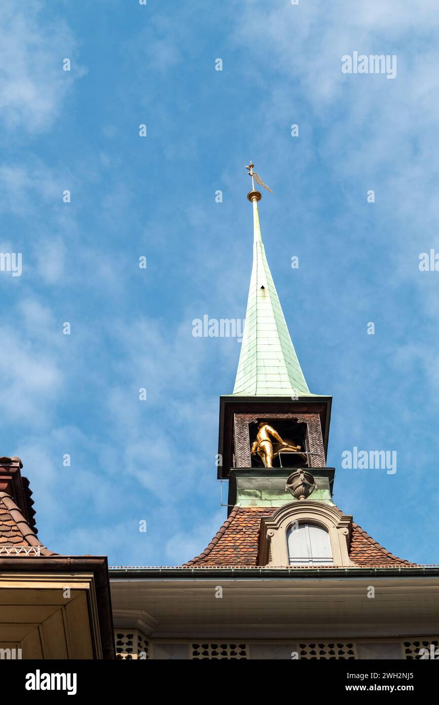 The bronze bell ringer and bells of Bern clock tower, Zytglogge Stock ...