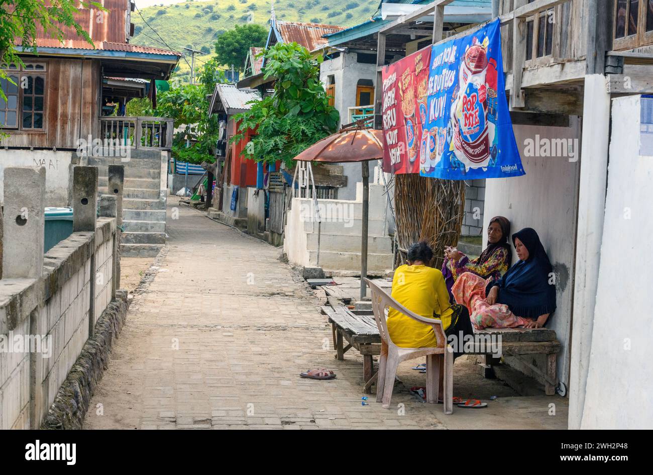 Street and people in Komodo Village (Komodo Island, East Nusa Tenggara ...