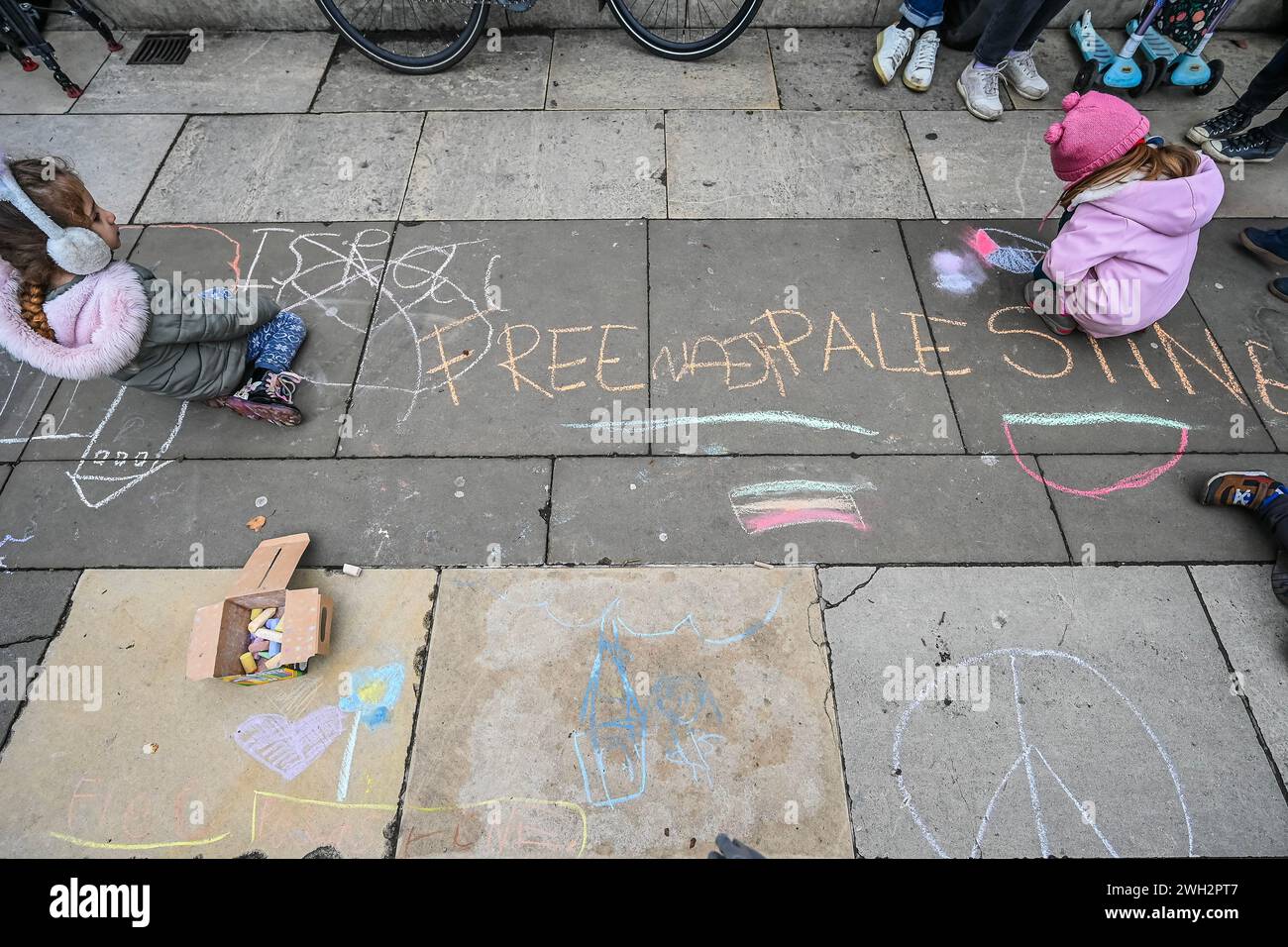 Bombing children hi-res stock photography and images - Alamy