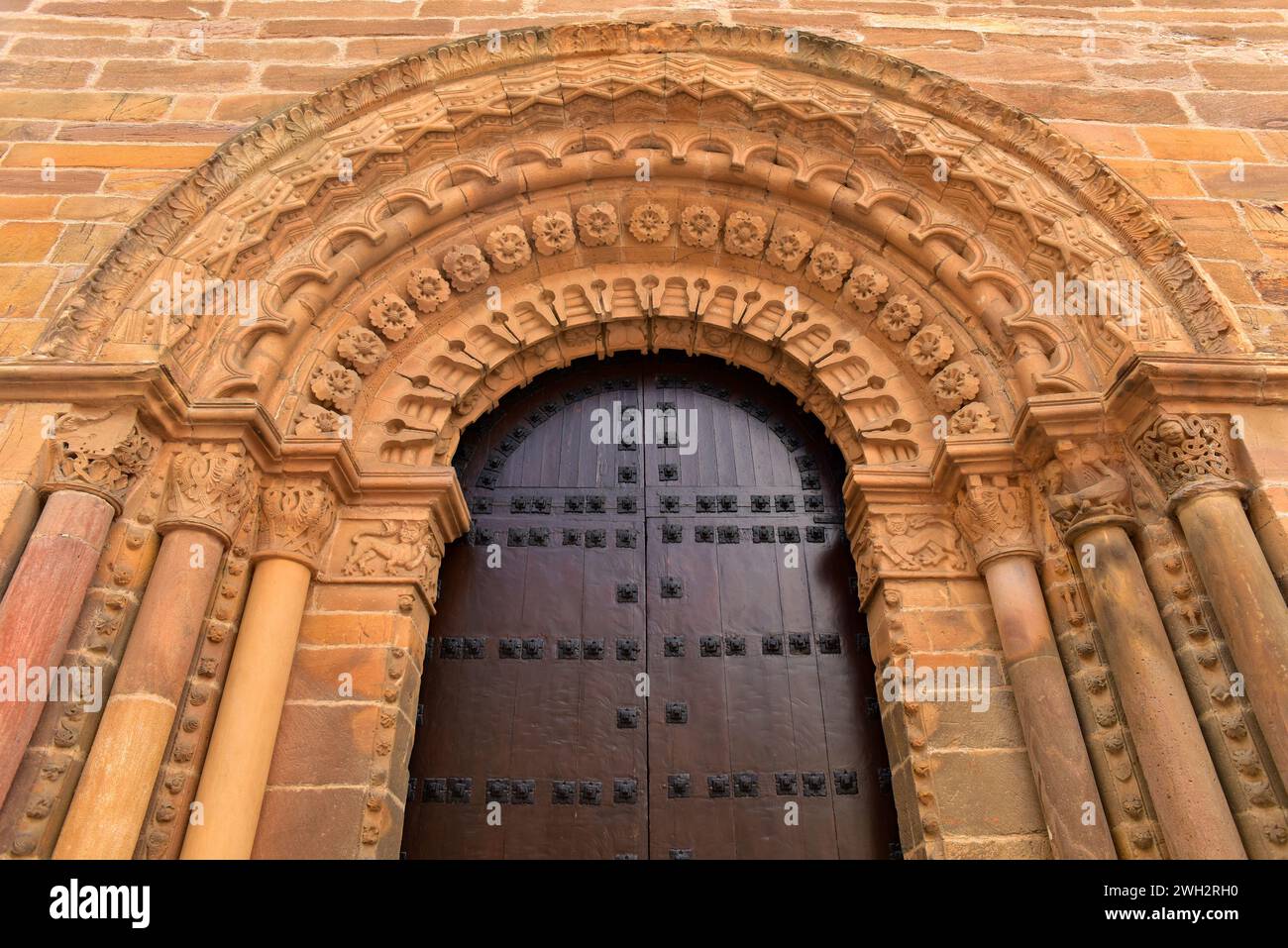 Romanesque portico hi-res stock photography and images - Alamy