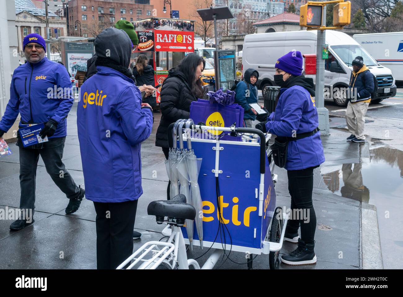 Getir delivery hi-res stock photography and images - Alamy