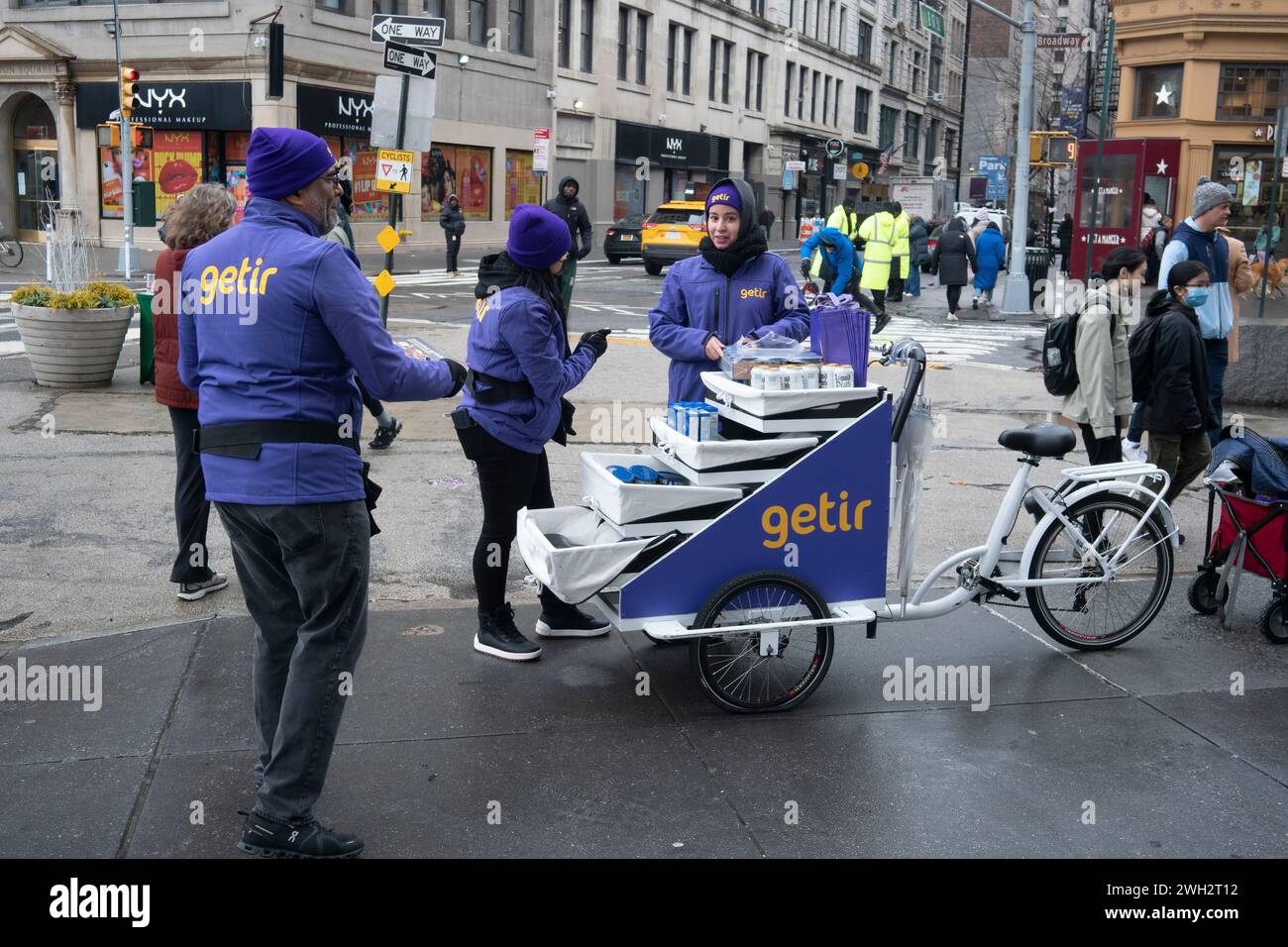 Getir delivery hi-res stock photography and images - Alamy