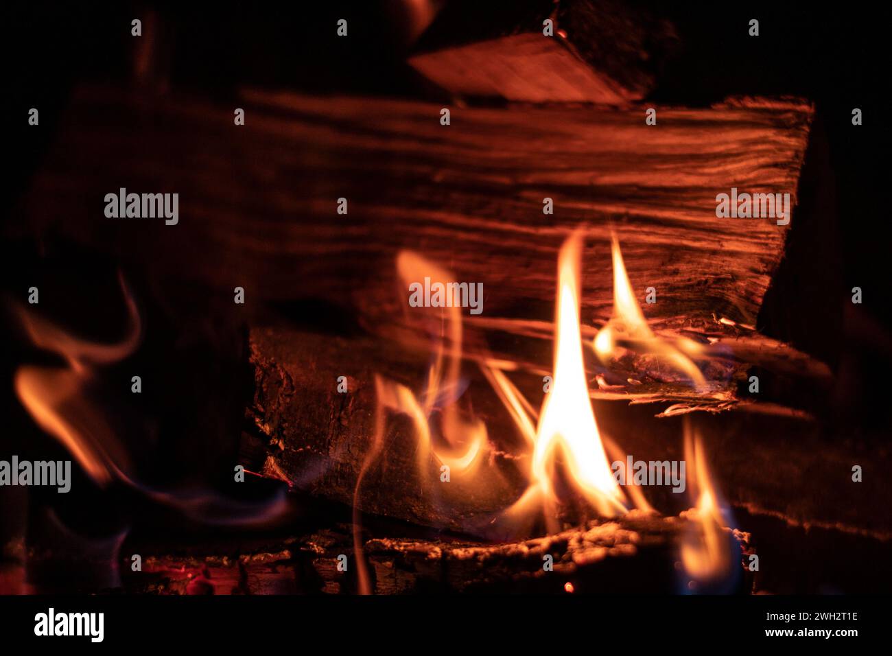 Campfire burning logs in open hi-res stock photography and images - Alamy