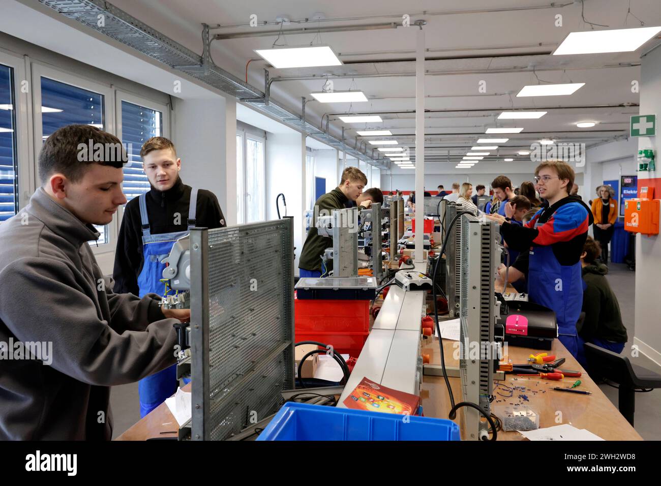Die Deutsche Bahn AG eroeffnet die groesste Ausbildungswerkstatt fuer kuenftige Eisenbahner und ...