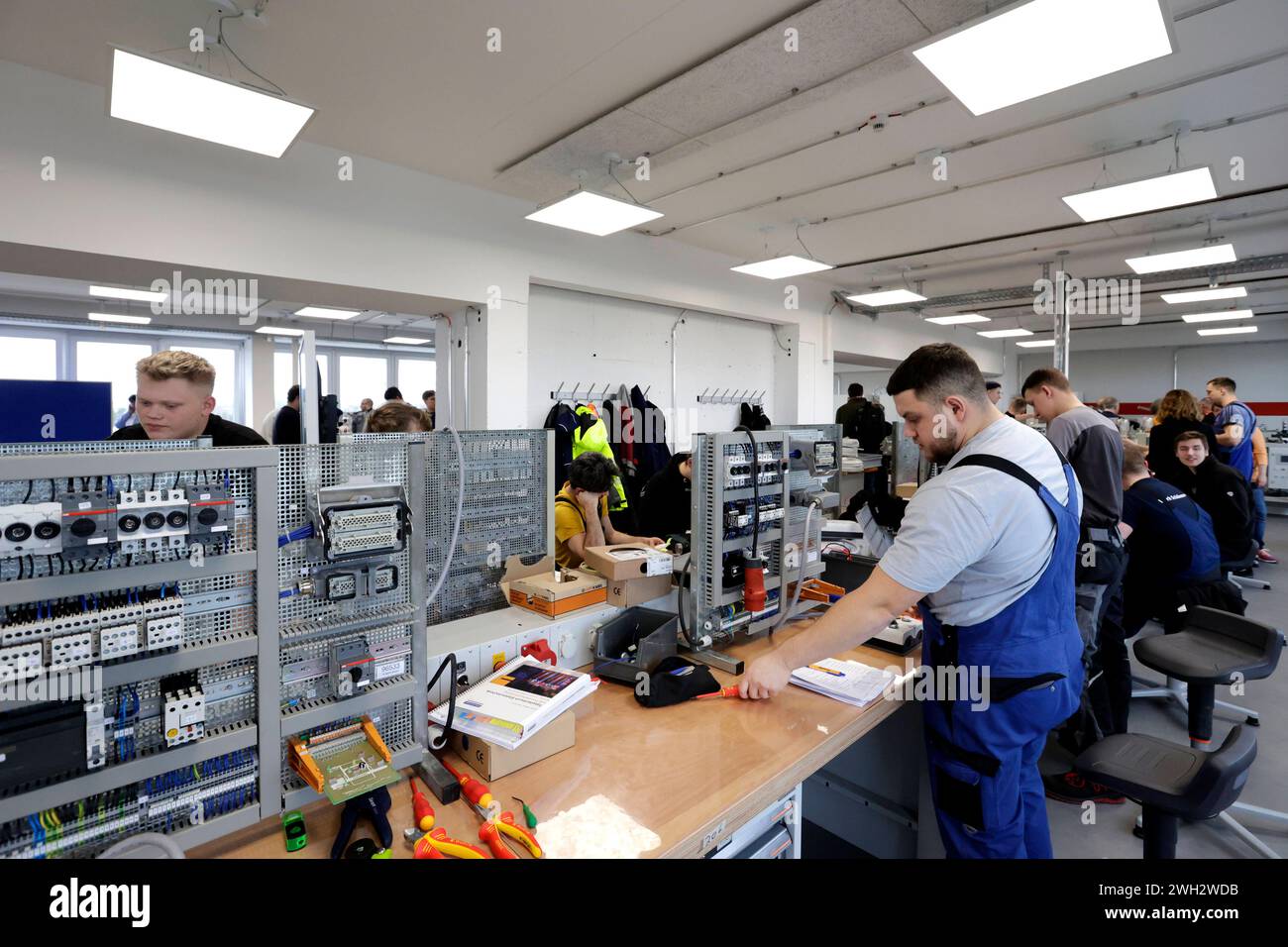 Die Deutsche Bahn AG eroeffnet die groesste Ausbildungswerkstatt fuer kuenftige Eisenbahner und ...